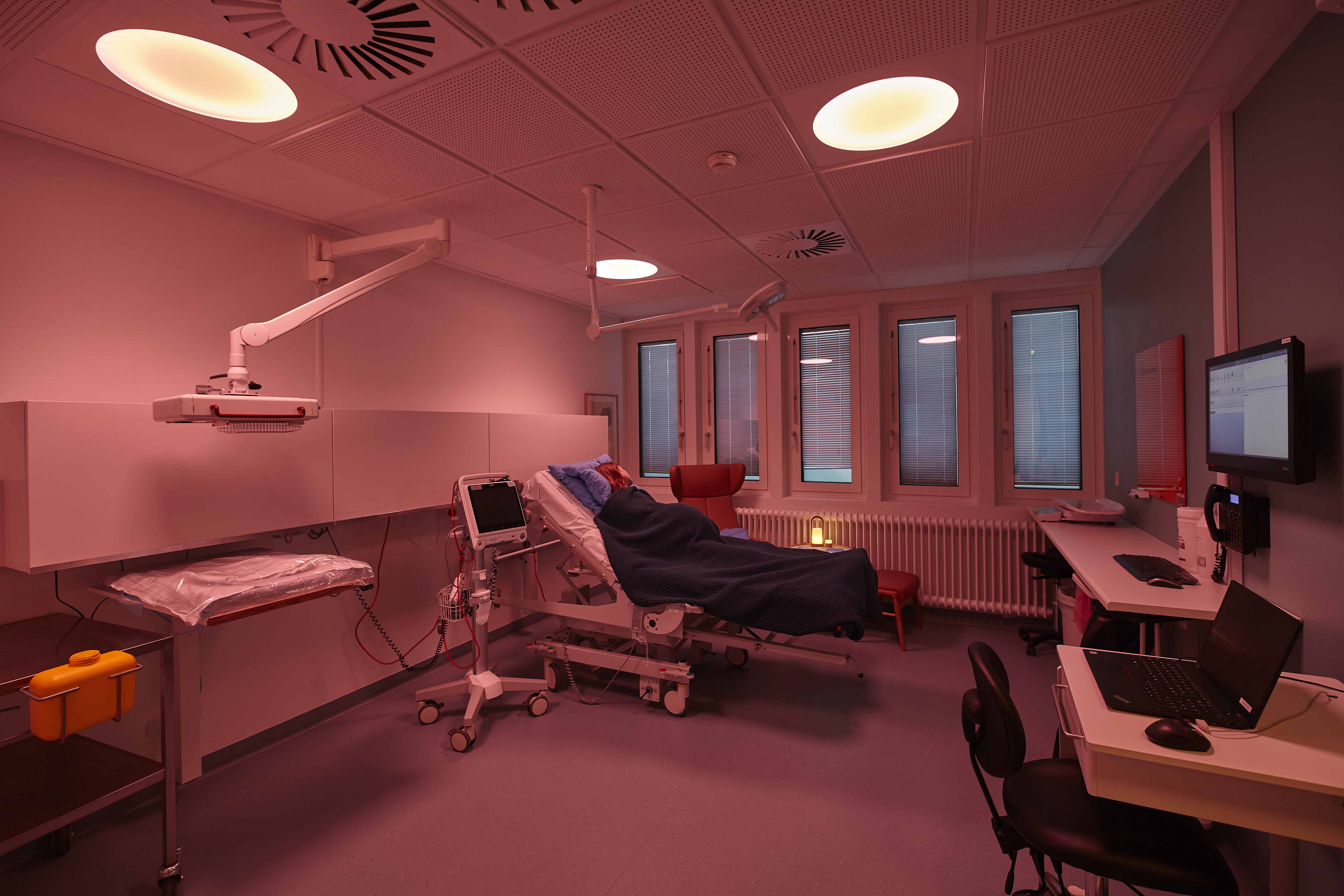 Hvilken effekt har rosa lys på neonatal- og fødestuer?